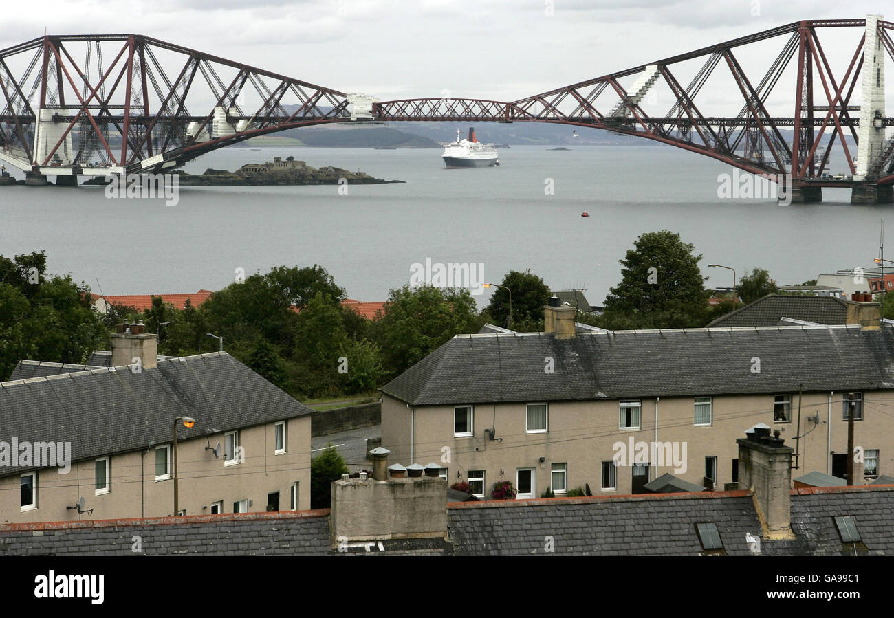 Famous ship docks beside landmark bridge. The QE2 moores in the River ...