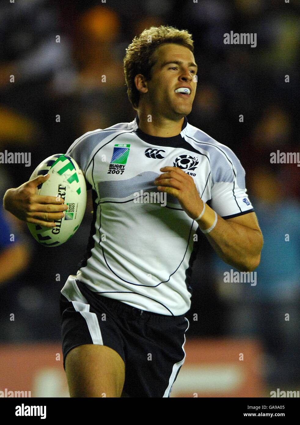 Scotlands rory lamont races through score try hi-res stock photography ...