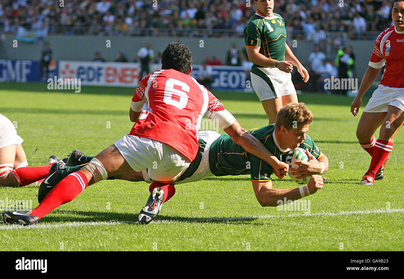South Africa's Juan Smith scores their second try despite the attention ...