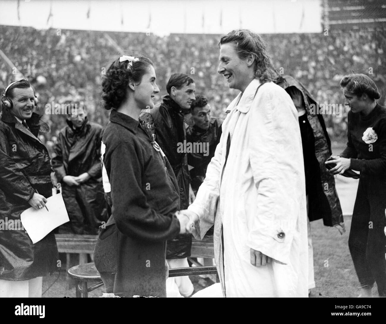 Olympic athletes shaking hands hi-res stock photography and images - Alamy