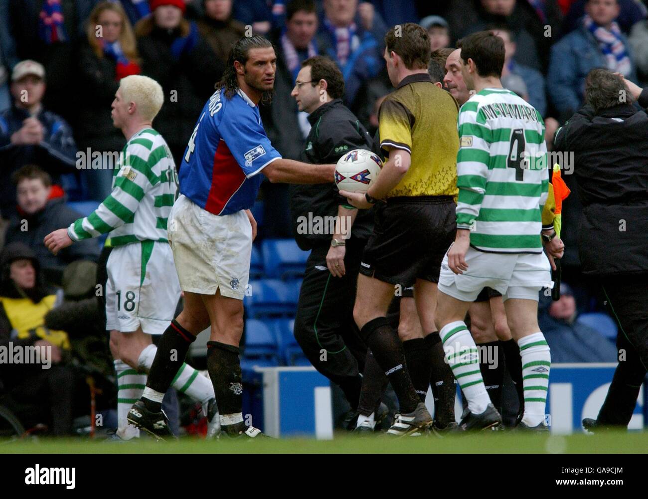 Referee hugh dallas of scotland hi-res stock photography and images - Alamy