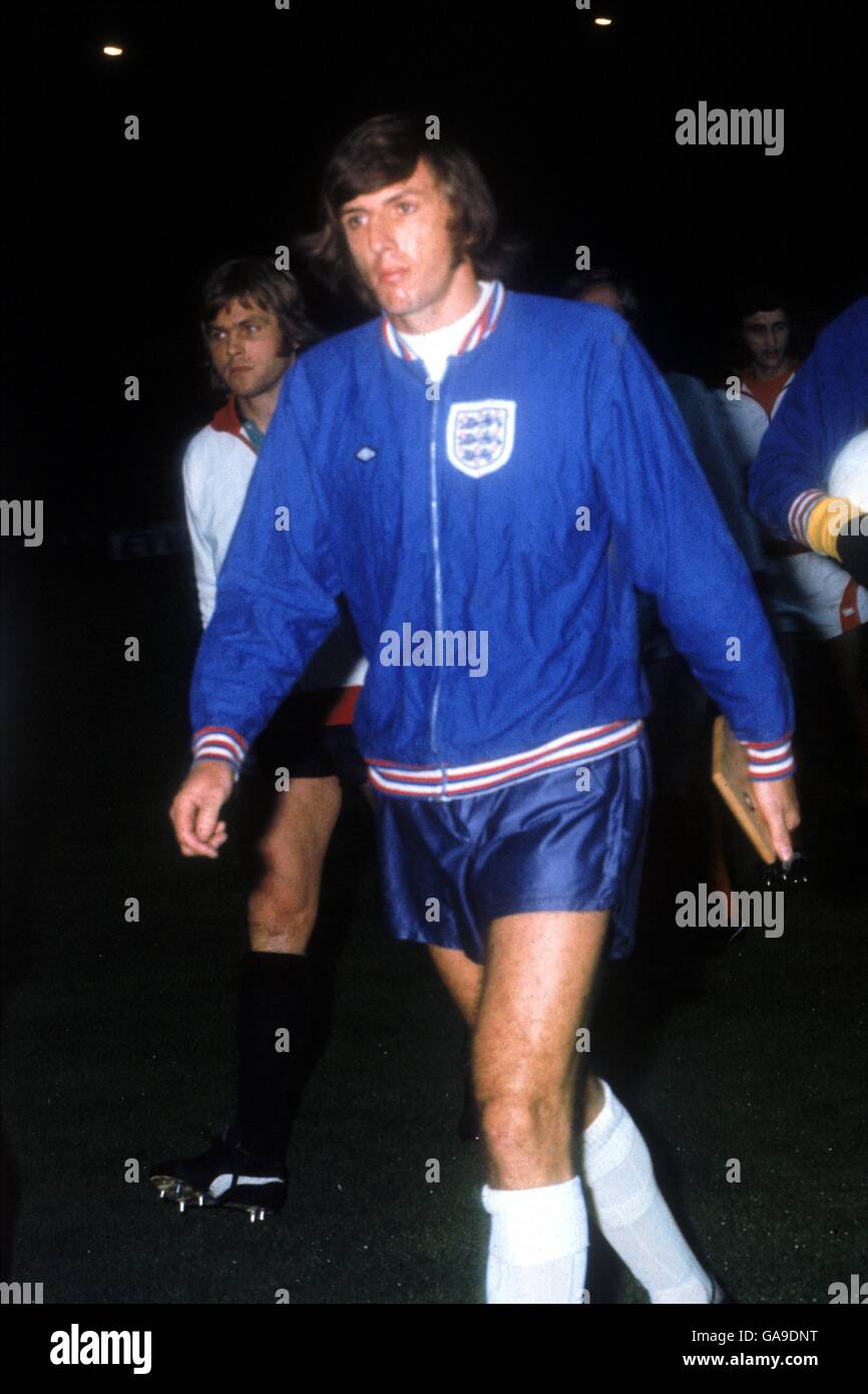 England's Martin Peters (c) walks out before the match Stock Photo - Alamy