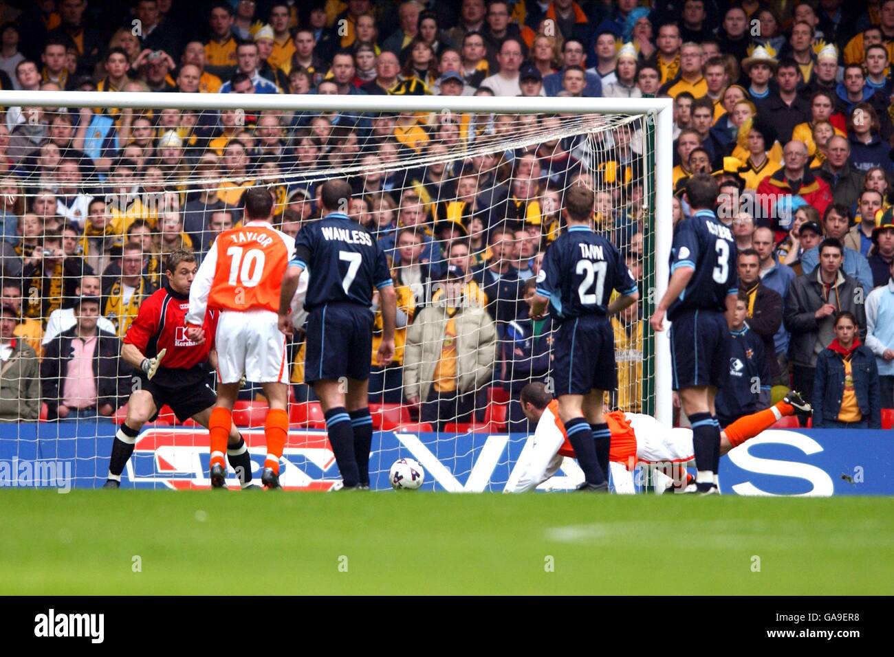 Scores goal diving header hi-res stock photography and images - Alamy