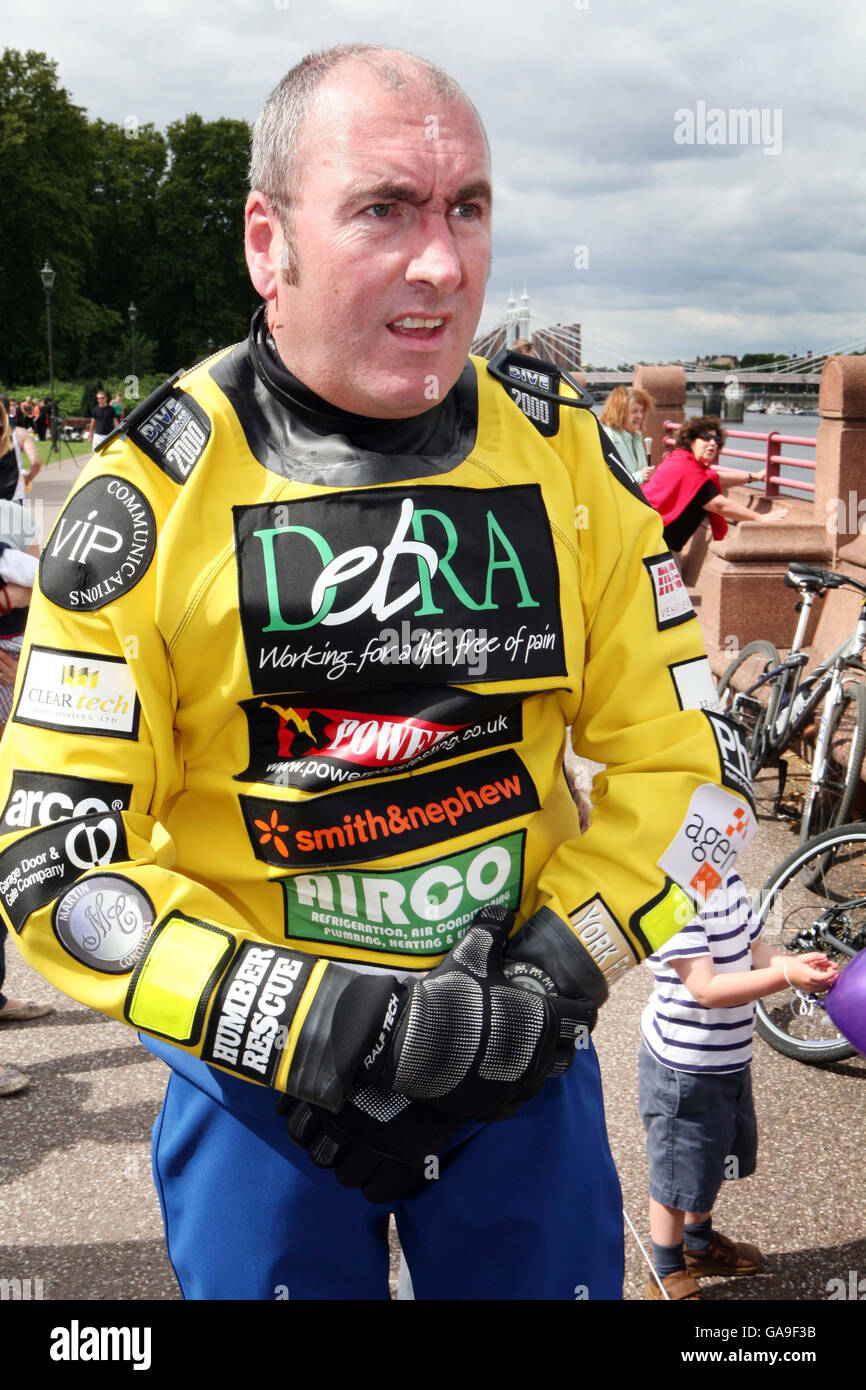 Prepares to cross the river thames unaided and on foot hi-res stock ...