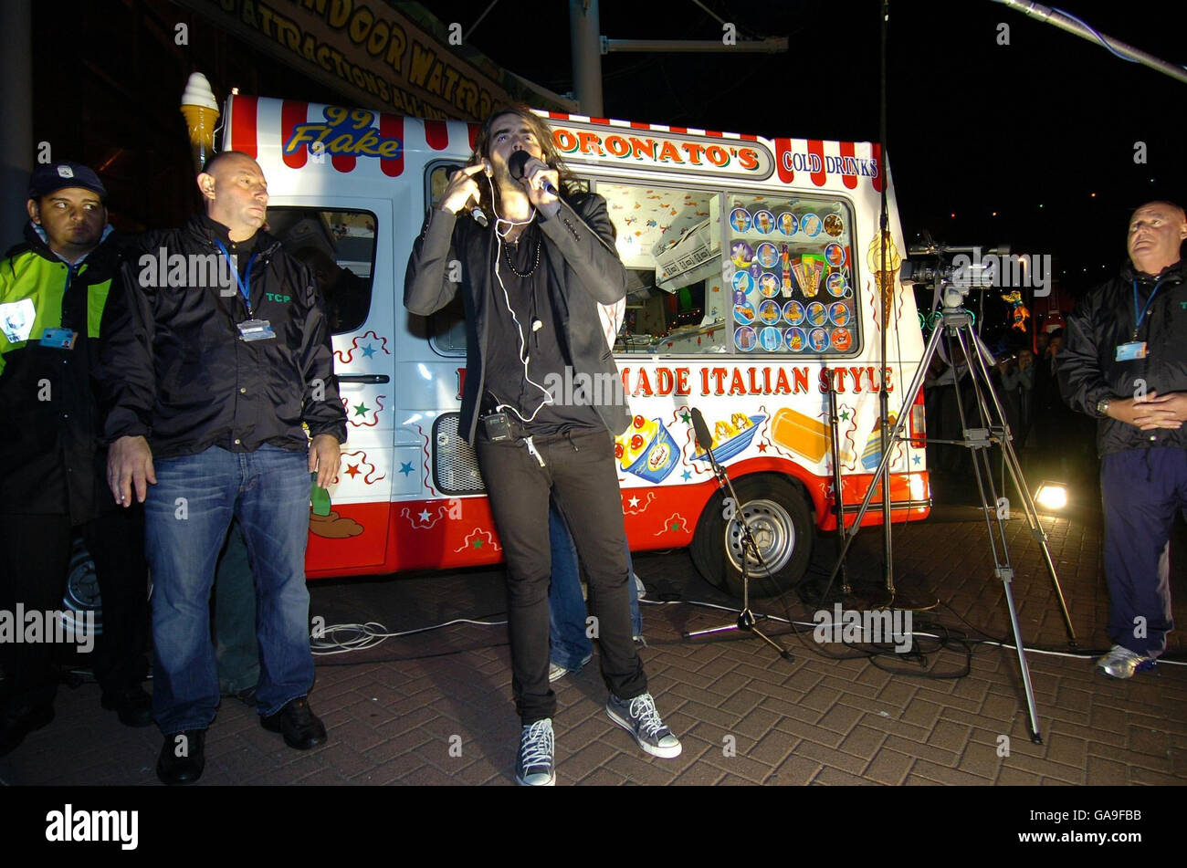 Cream live show hi-res stock photography and images - Alamy