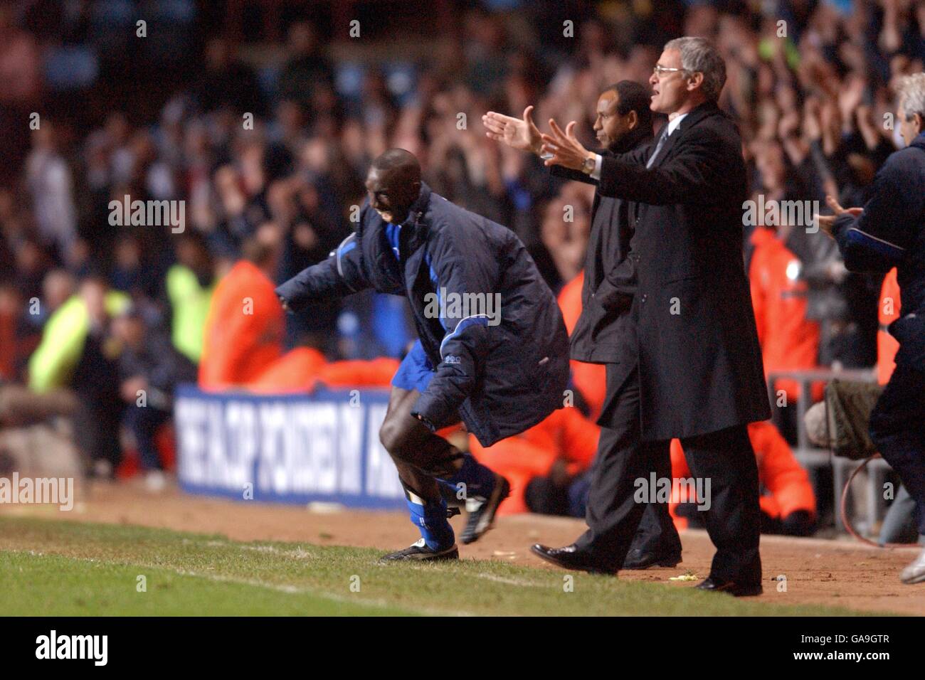 Chelsea's Jimmy Floyd Hasselbaink and manager Claudio Ranieri celebrate ...