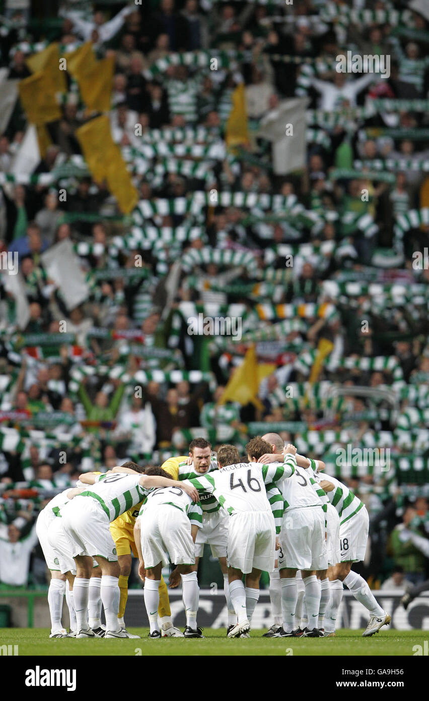 Celtic park celtic players in a pre match huddle hi-res stock ...