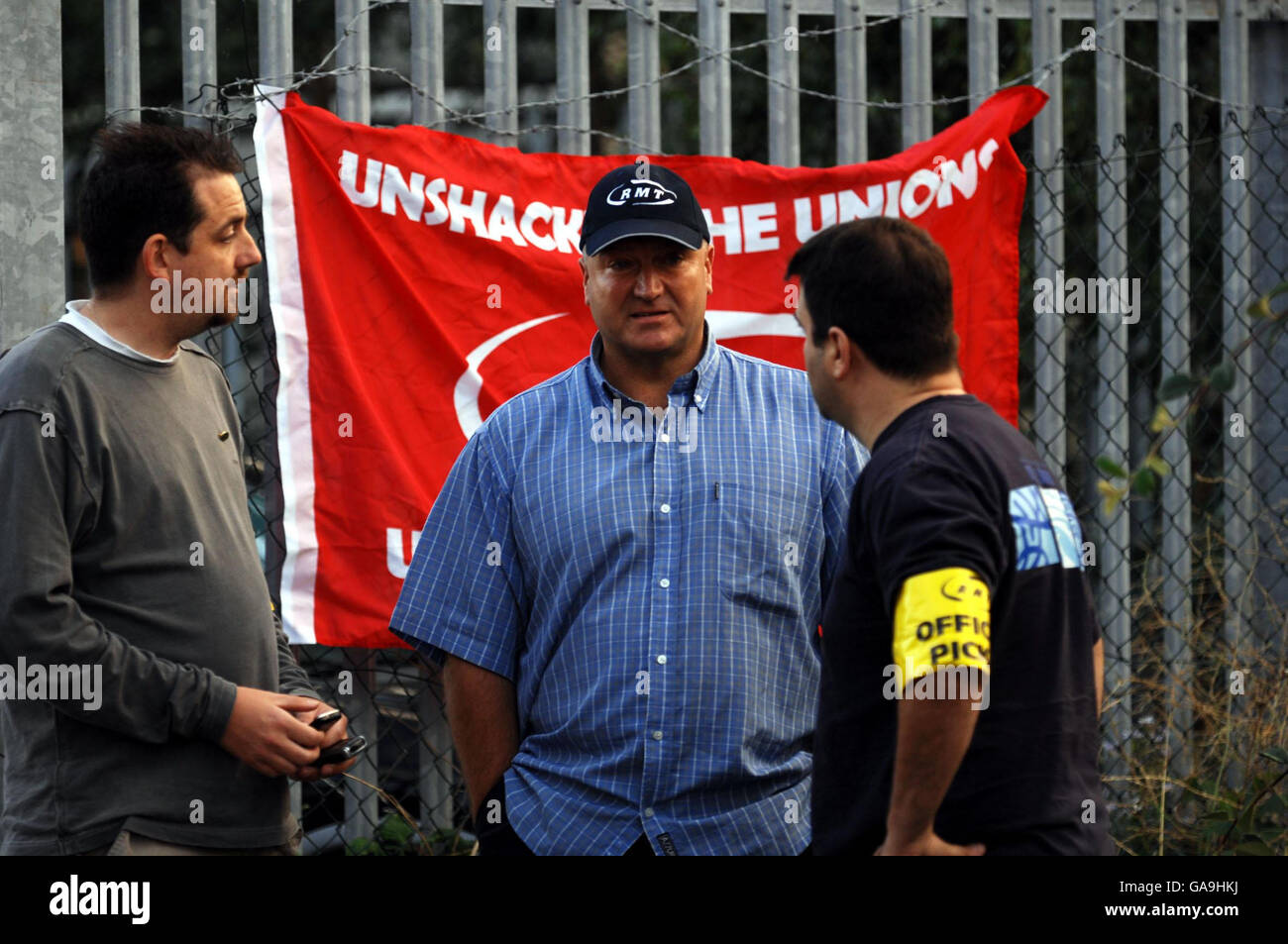 Bob Crow, the RMT General secretary, speaks with tube maintenance ...