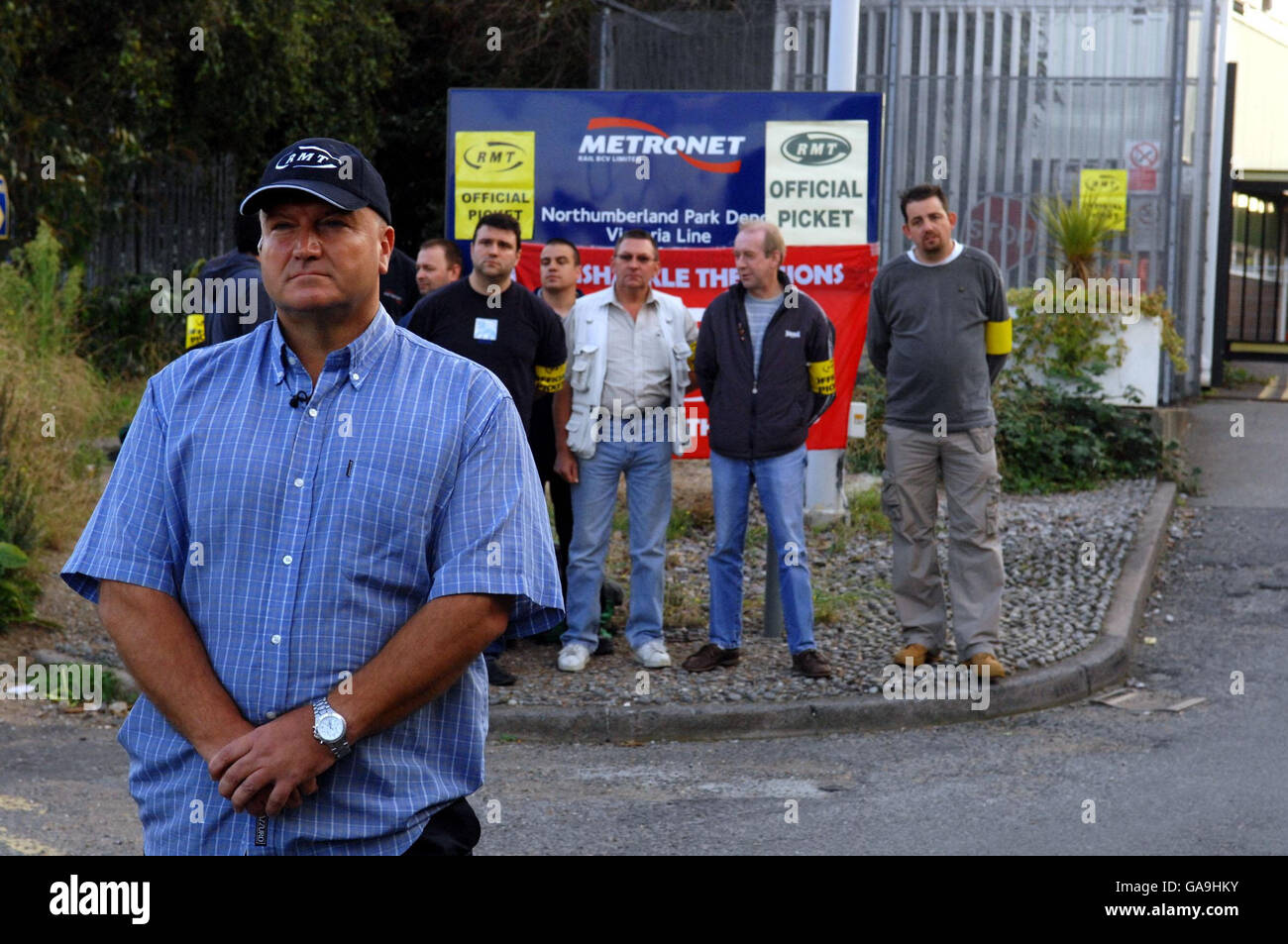 Bob Crow, the RMT General secretary, with tube maintenance workers at ...