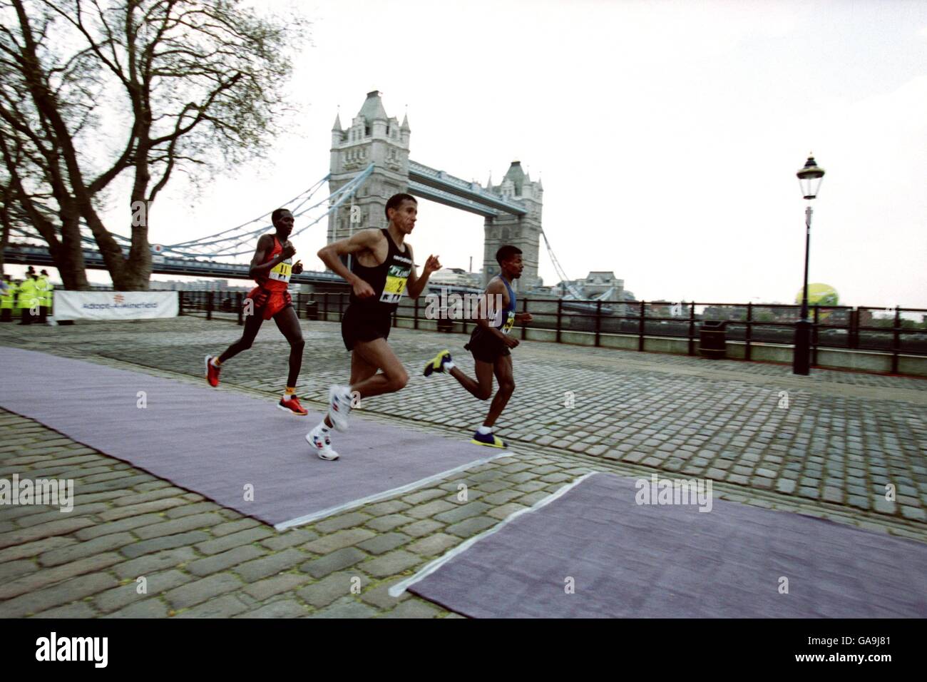 Athletics flora london marathon 2002 hi-res stock photography and ...