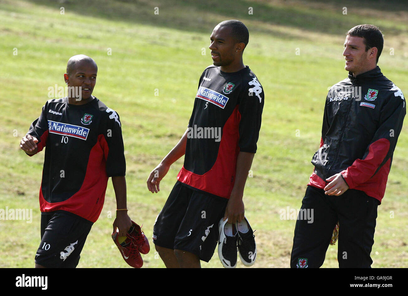 Wales's Robert Earnshaw talks with Danny Gabbidon (centre) and Jason ...