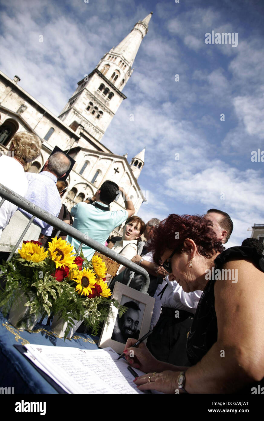 Luciano Pavarotti Funeral Stock Photos & Luciano Pavarotti Funeral ...