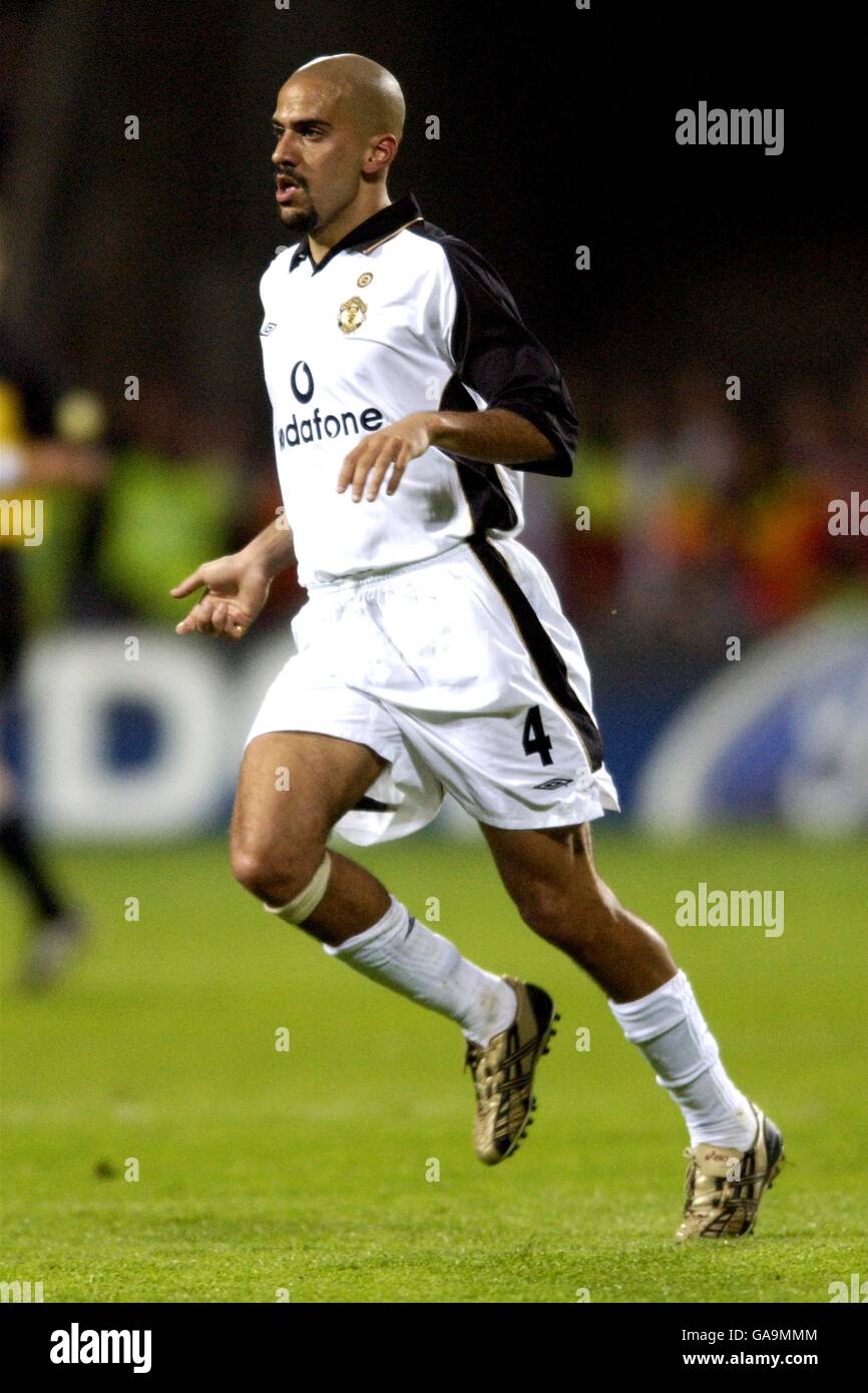 Manchester uniteds juan sebastian veron in action against bayer ...