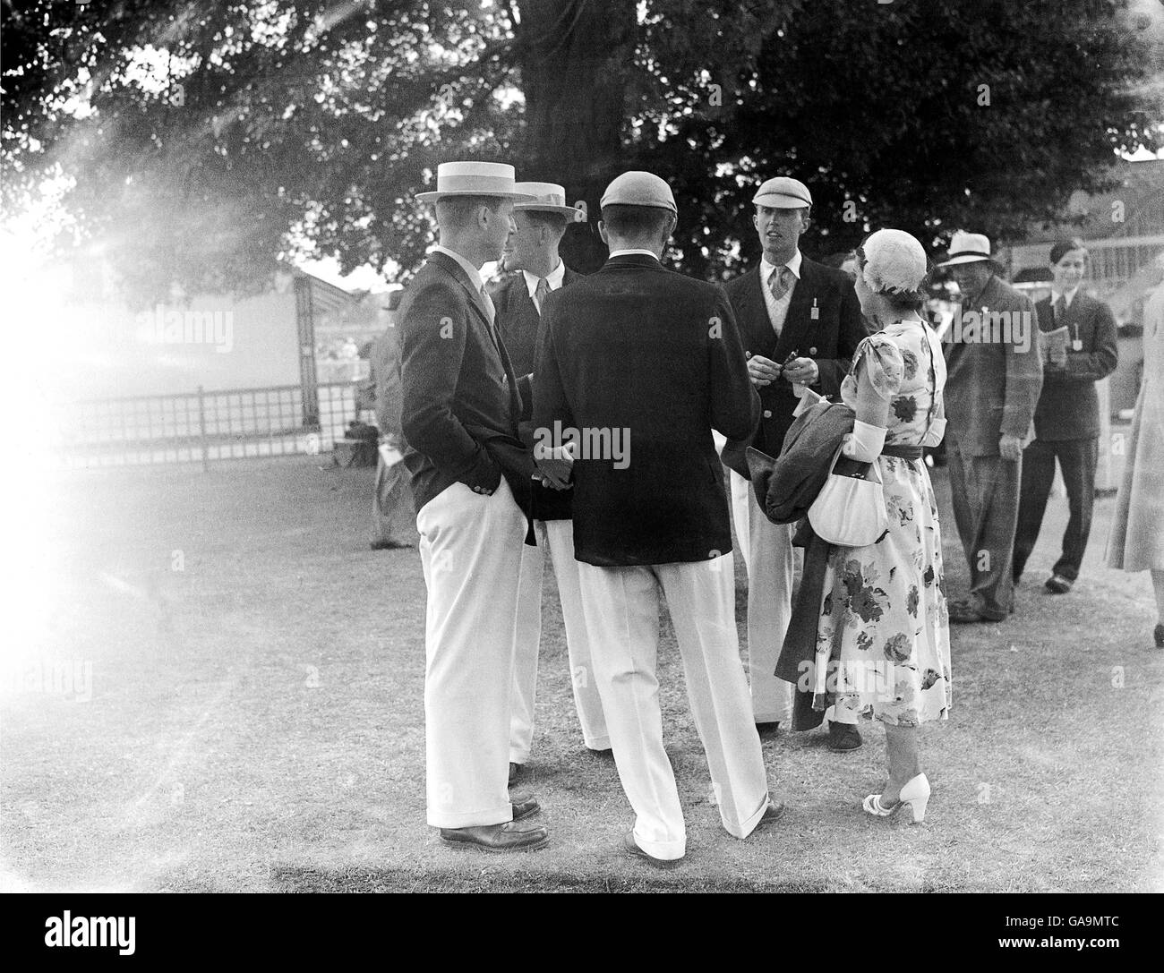 Socialites at the henley royal regatta hi-res stock photography and ...