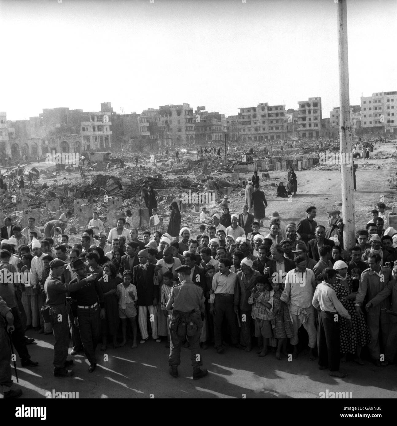 Food distribution in war hi-res stock photography and images - Alamy