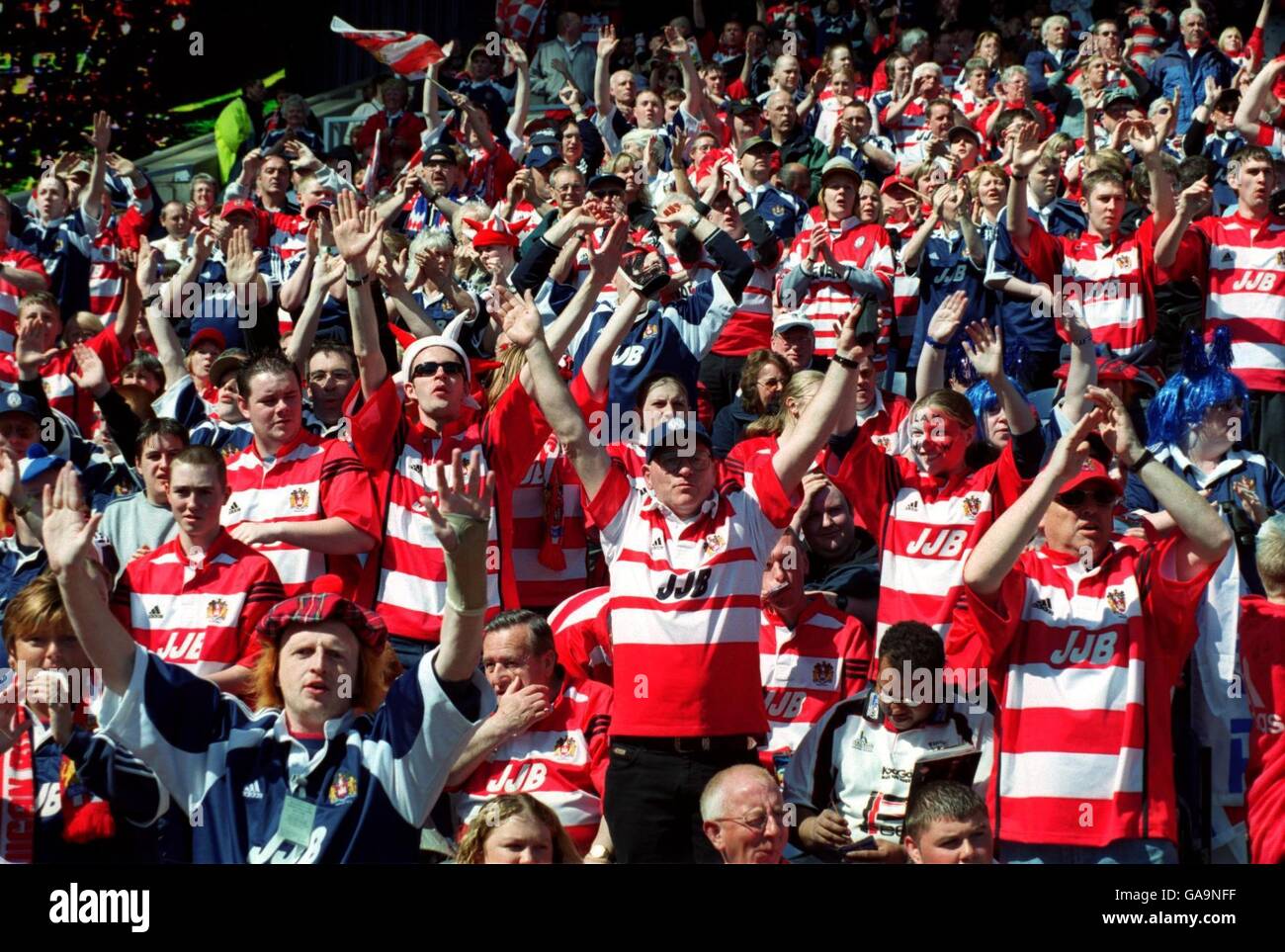 Wigan warriors fans applaud their team hi-res stock photography and ...