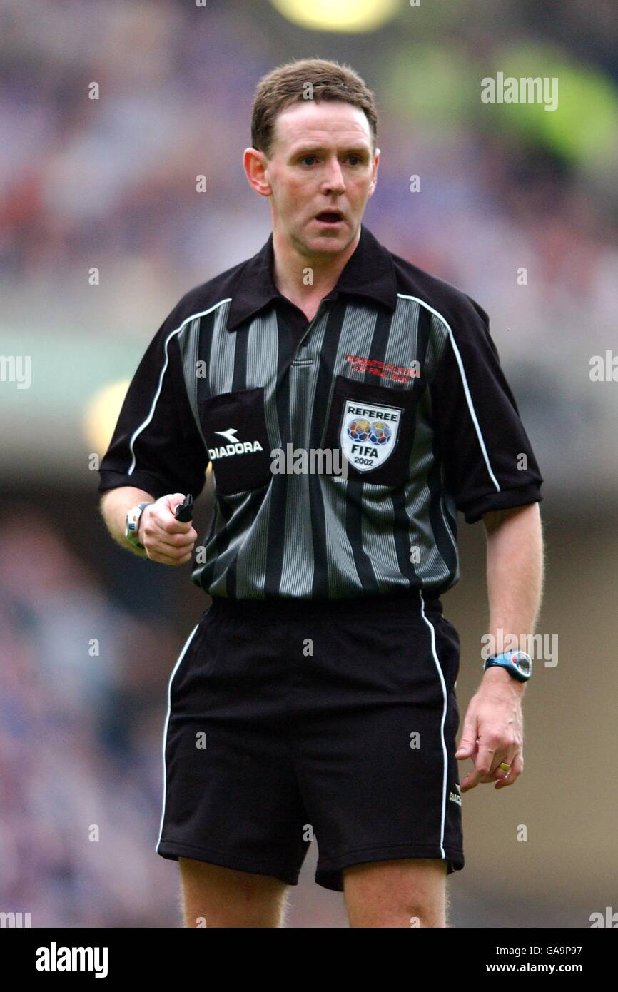 Referee hugh dallas hi-res stock photography and images - Alamy