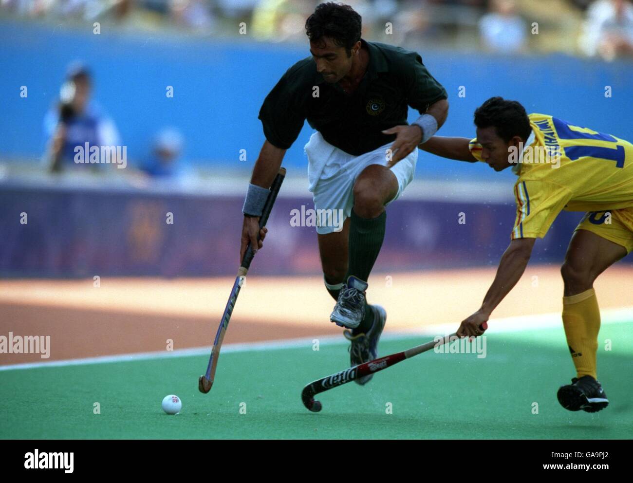 Pakistan's Sohail Abbas (l) is tackled by Malaysia's Ibrahim Suhaimi (r ...