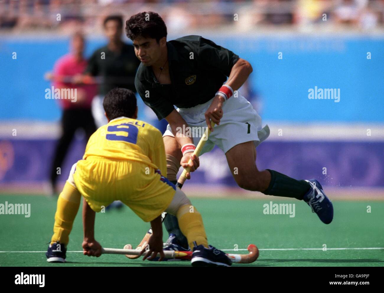 Malaysia's Ikmar Mohd Madzli (bottom) tackles Pakistan's Mohammad Nadeem (top Stock Photo - Alamy