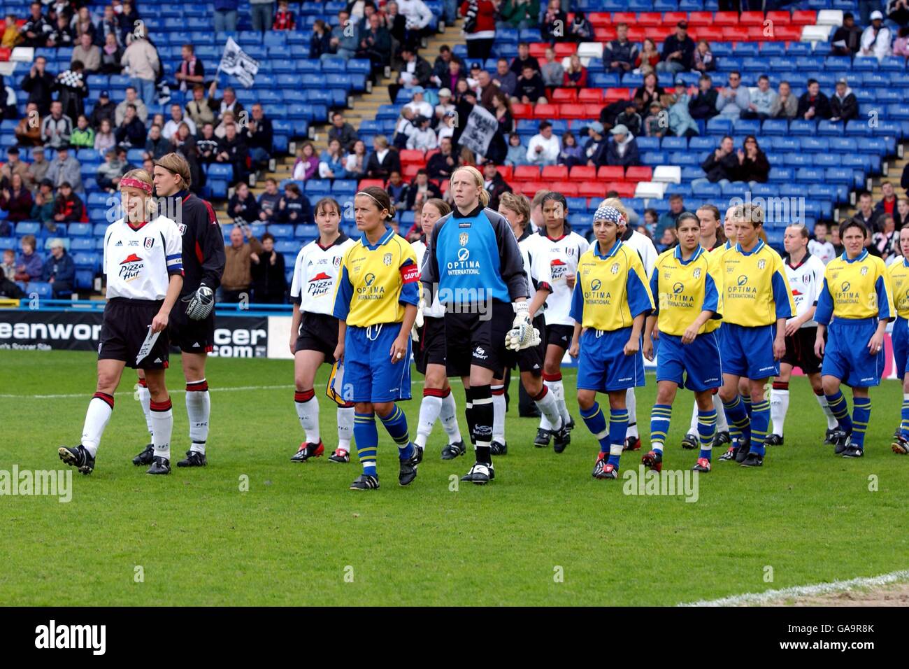 Fulham team on the pitch hi-res stock photography and images - Alamy