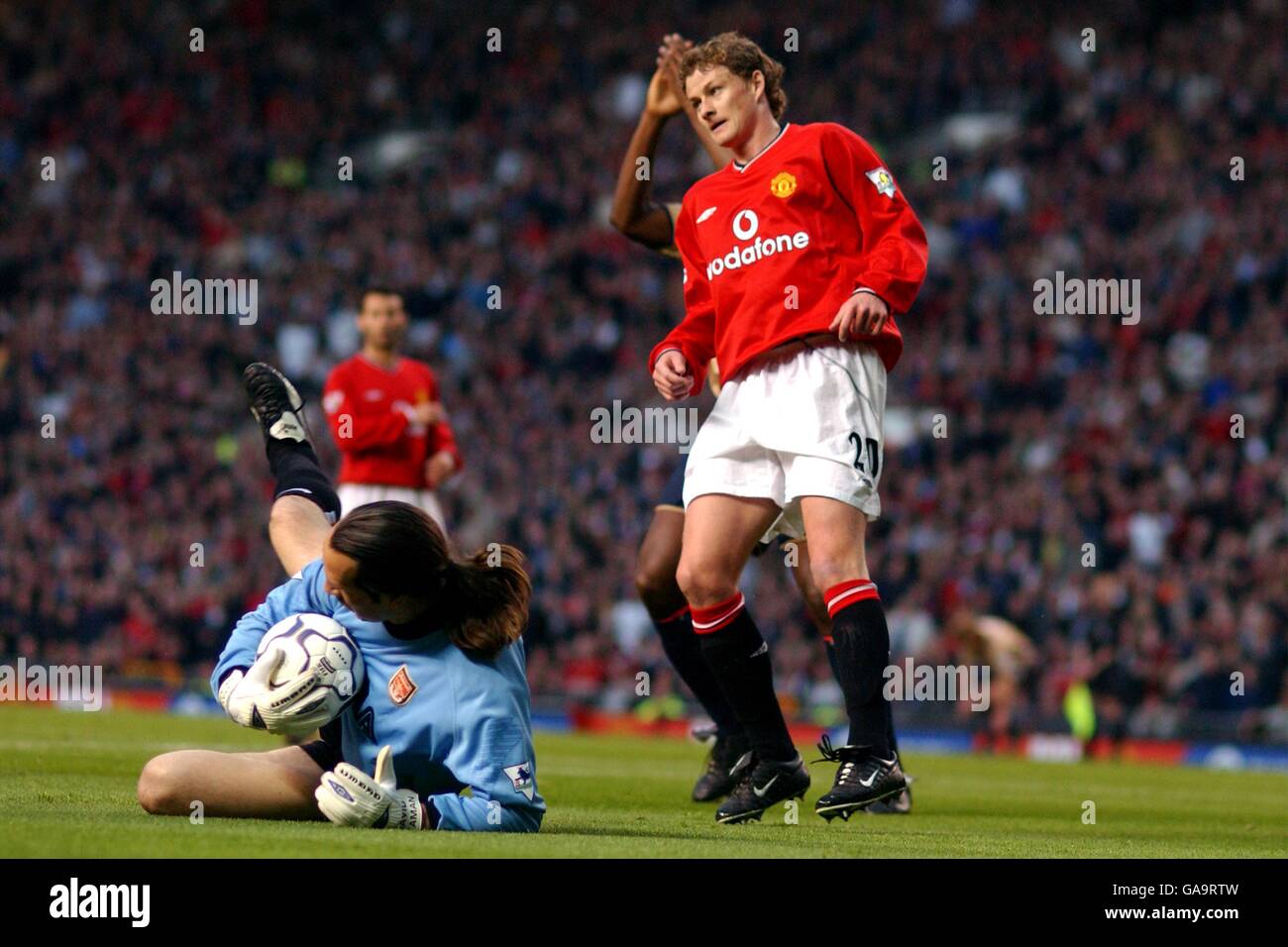 Football action david seaman hi-res stock photography and images - Alamy
