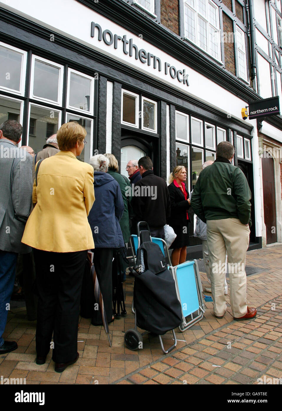 Customers queue outside northern rock hi-res stock photography and ...