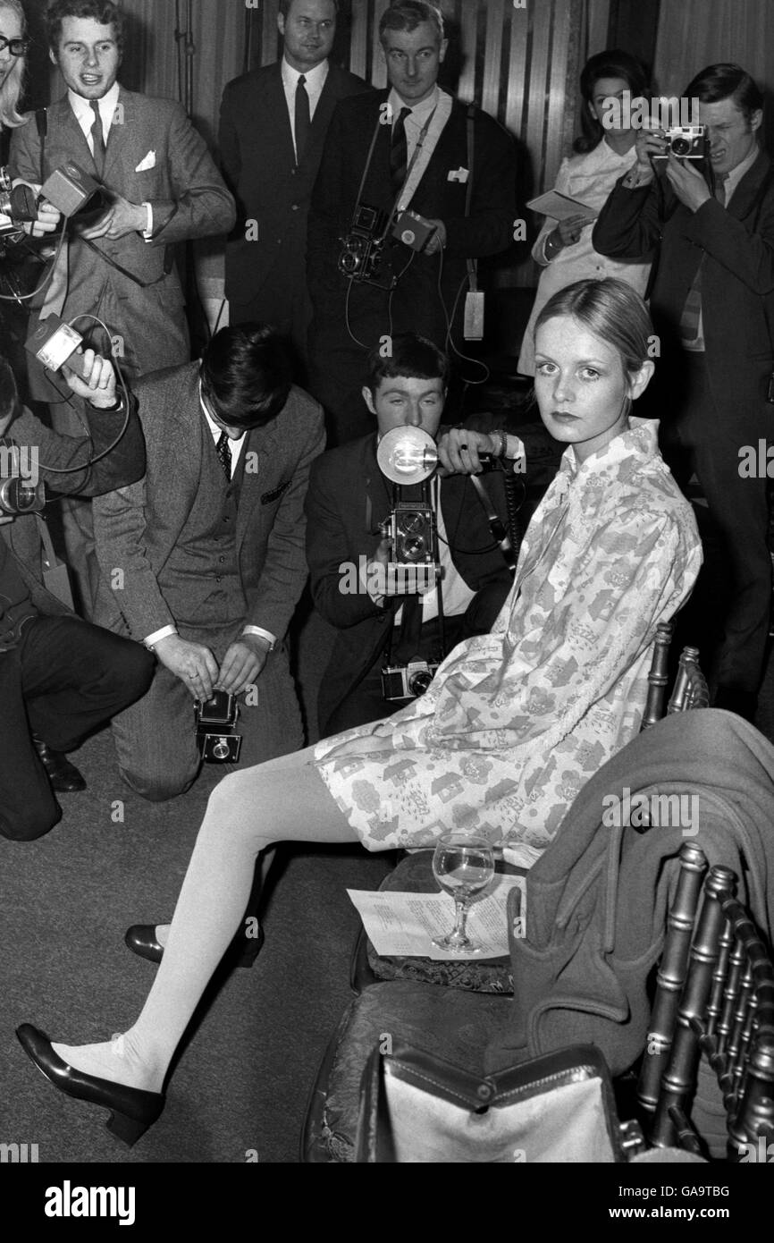 Twiggy model hi-res stock photography and images - Alamy