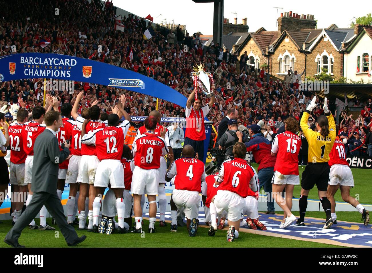 Robert pires premier league trophy hi-res stock photography and images ...