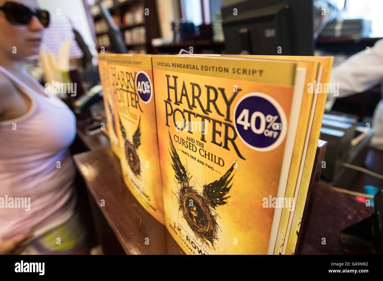 Reading harry potter child hi-res stock photography and images - Alamy