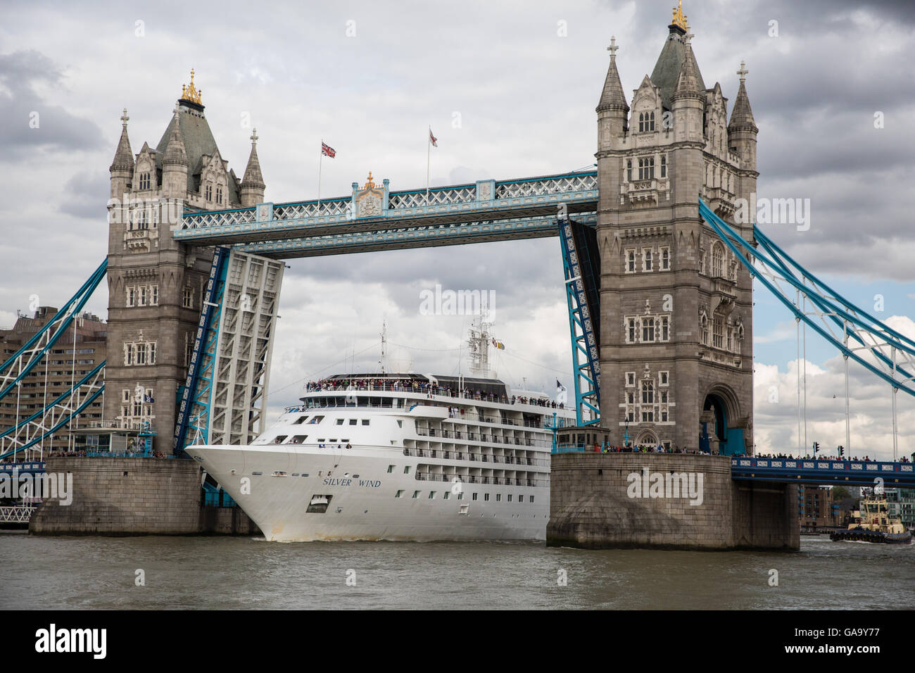 Silver wind river thames hi-res stock photography and images - Alamy