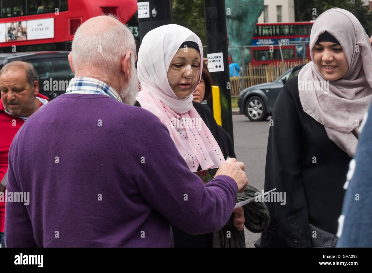 London, UK. 4th August 2016. A London Guantánamo Campaign member talks ...