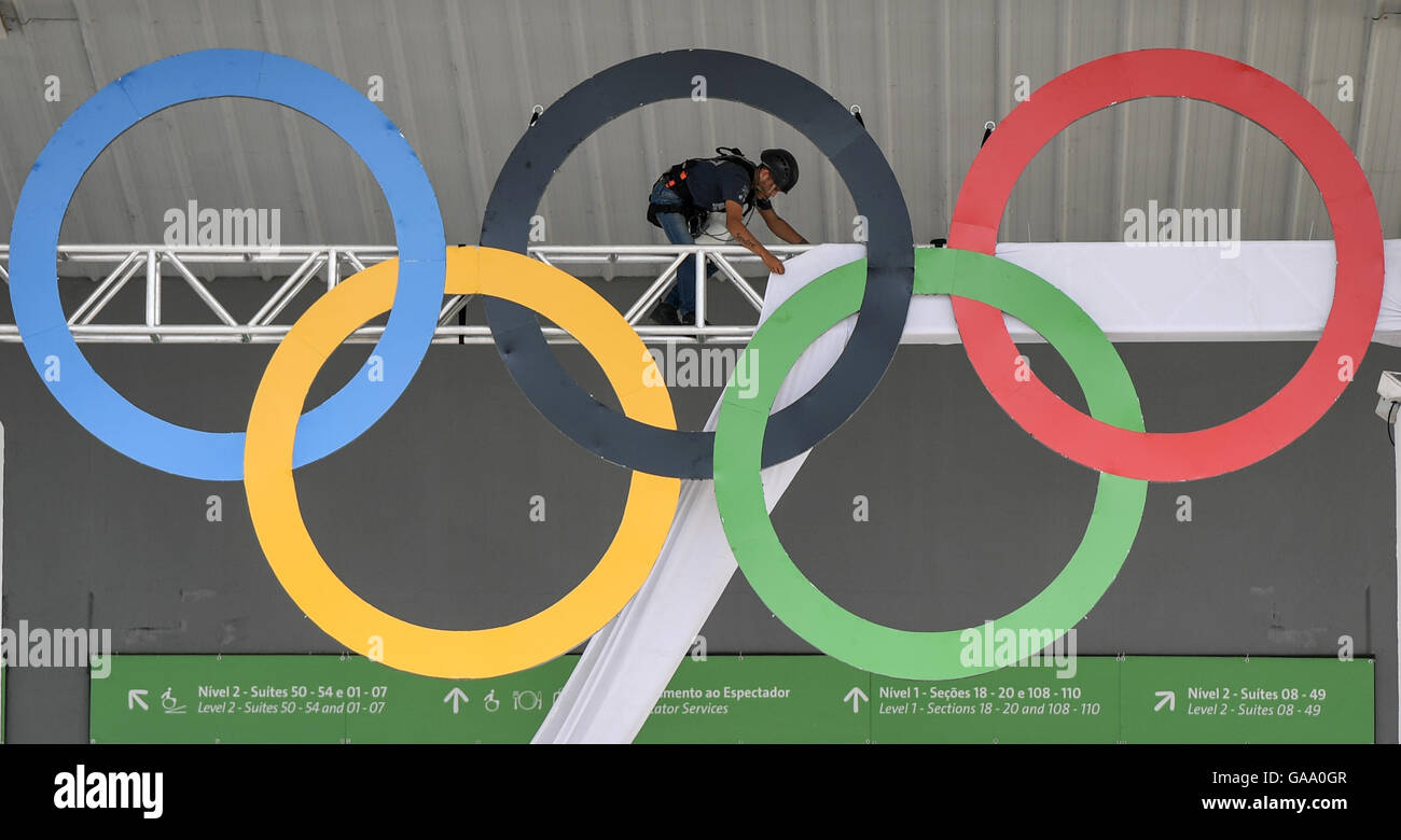 Rio de Janeiro, Brazil. 4th Aug, 2016. A man uses white fabric to cover ...