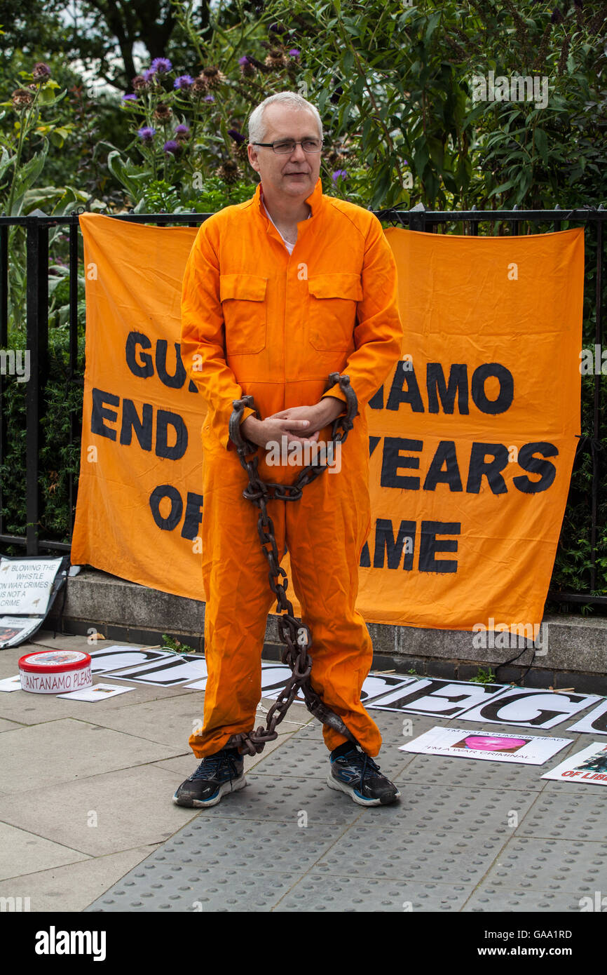 London, UK. 4th August, 2016. An activist from the London Guantánamo ...