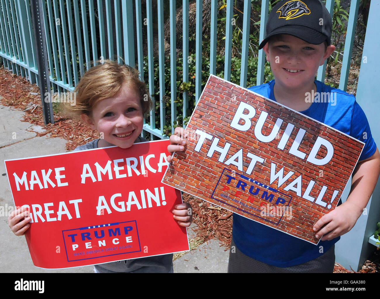 2016 trump rally signs hi-res stock photography and images - Alamy