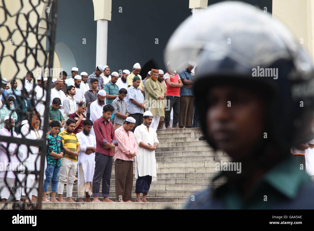 Dhaka, Bangladesh. 4th Aug, 2016. Bangladeshi police stand guard in ...
