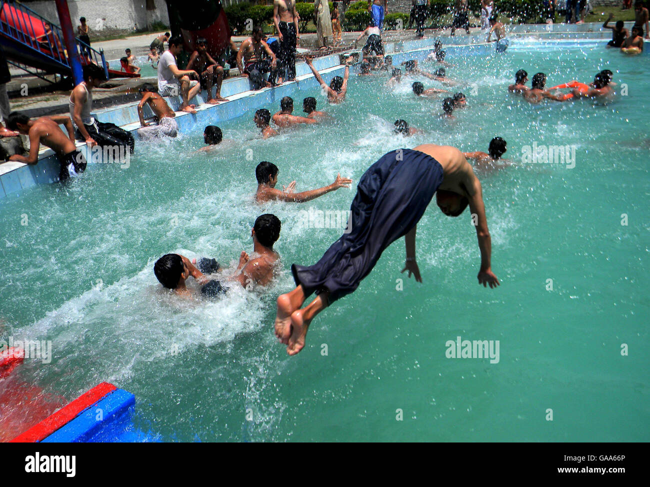 (160805) -- PESHAWAR (PAKISTAN), Aug. 5, 2016 (Xinhua) -- A boy jumps ...
