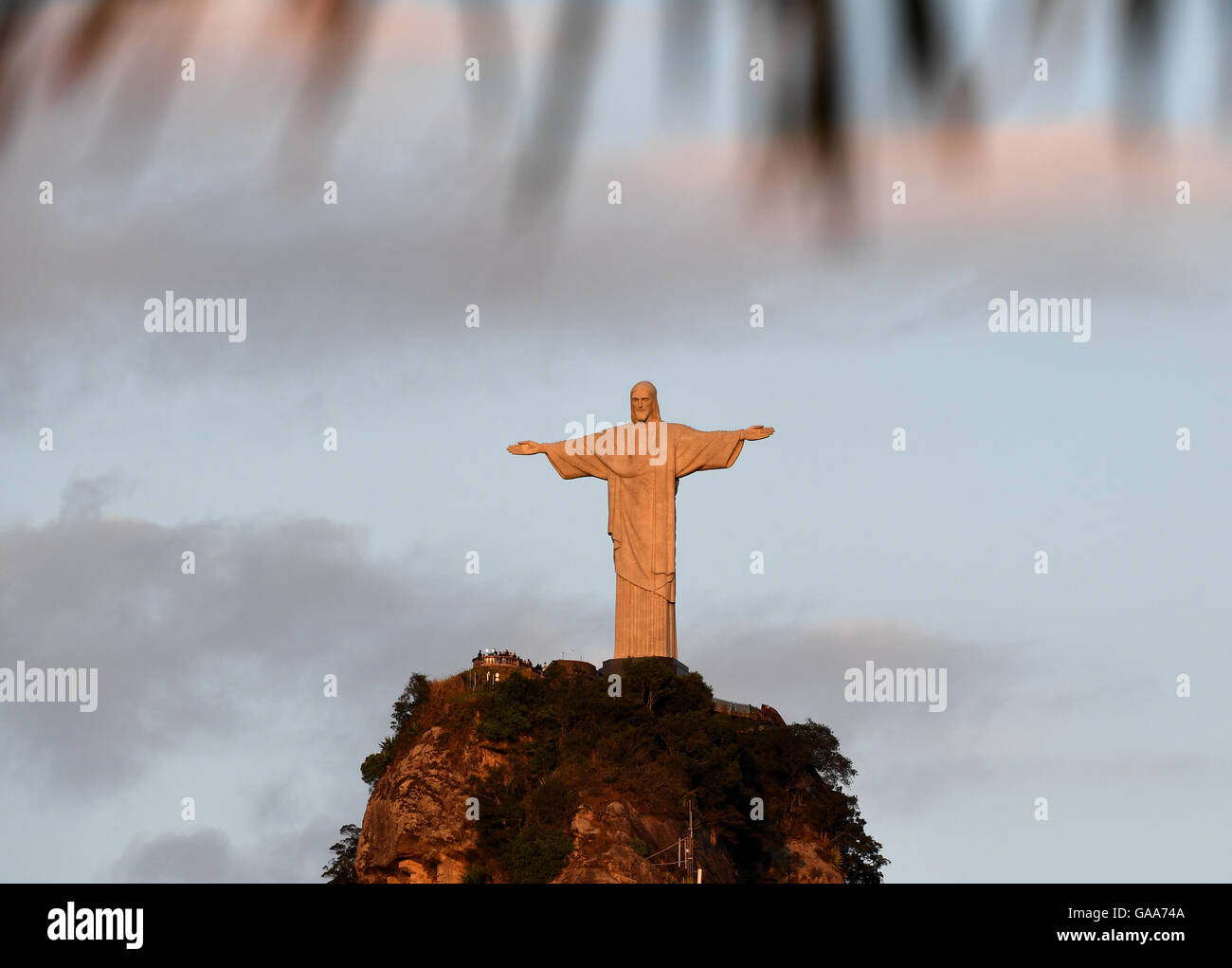 Rio De Janeiro, Brazil. 5th Aug, 2016. The statue of Christo the ...