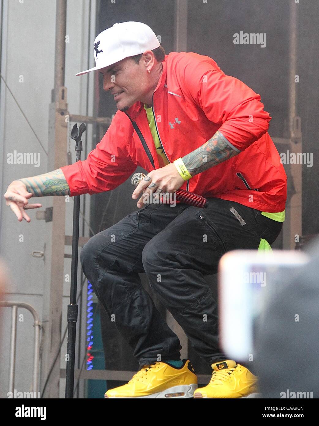 NEW YORK, NY - AUGUST 5: Vanilla Ice performs at the FOX and Friends ...