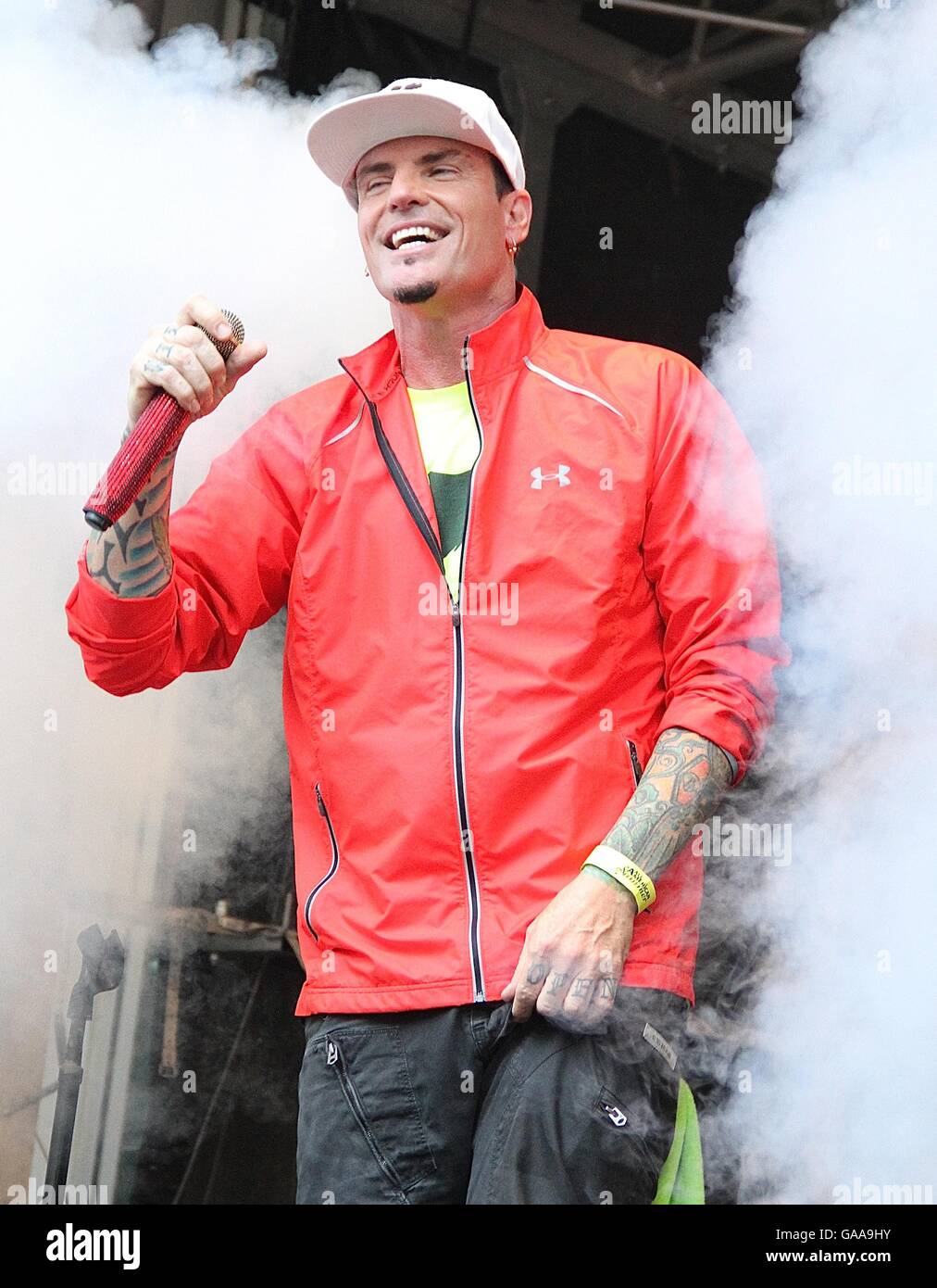 NEW YORK, NY - AUGUST 5: Vanilla Ice performs at the FOX and Friends ...