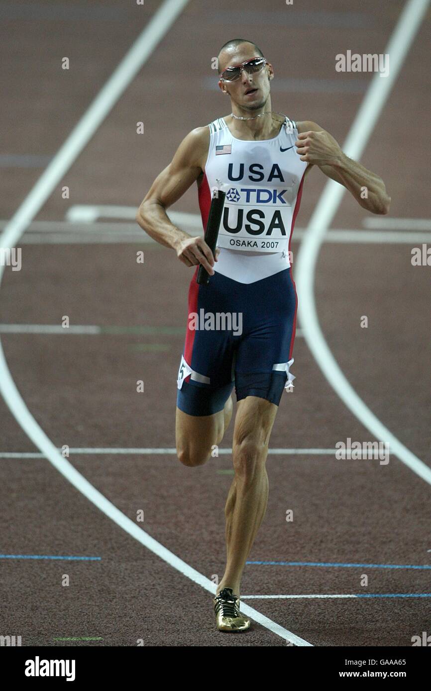 USA's Jeremy Wariner crosses the line to win Gold in the Men's 4x400 ...