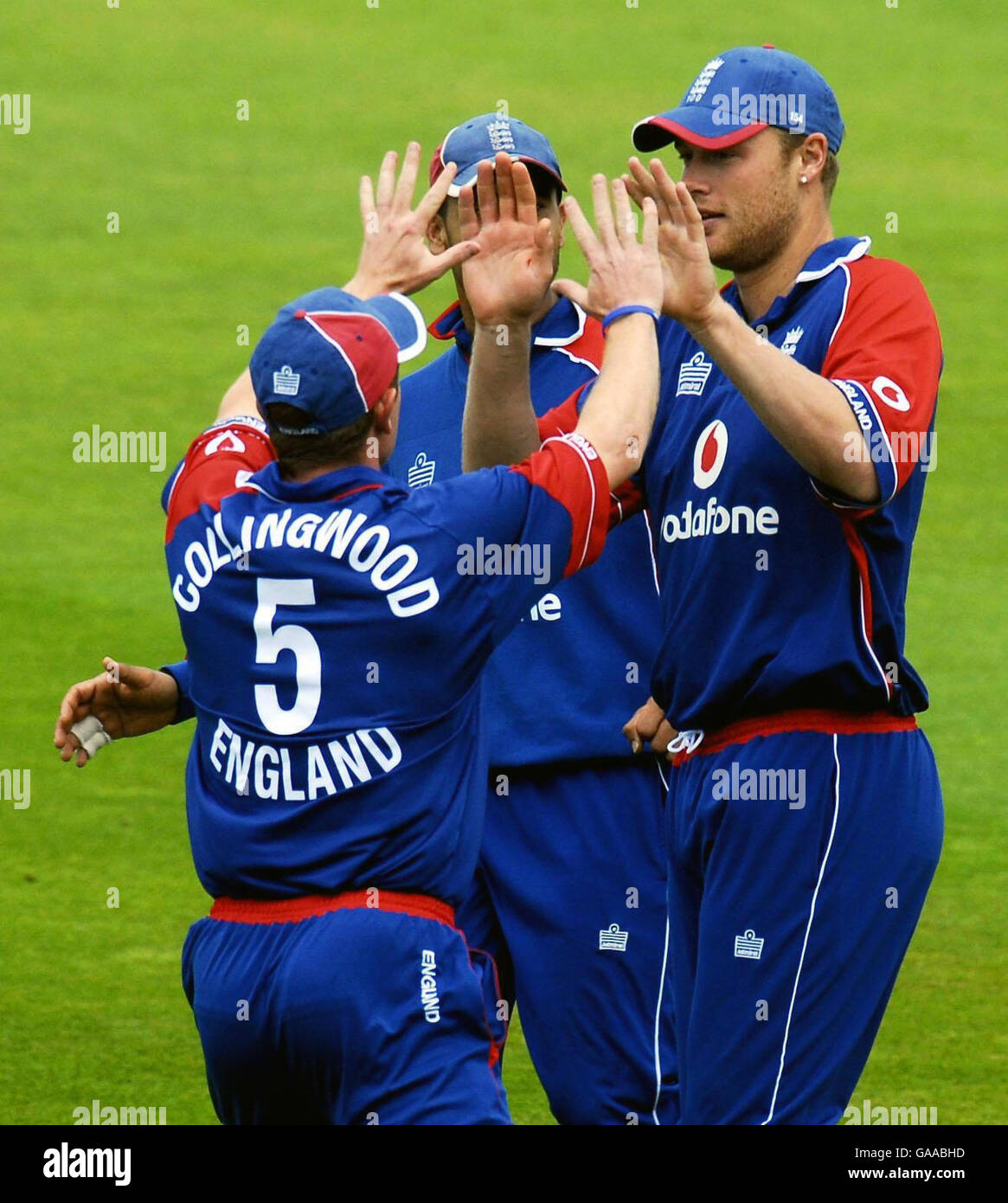 Cricket celebrating high five hi-res stock photography and images - Alamy