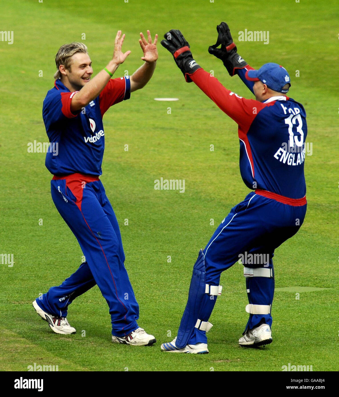 Sport cricket celebrating high five hi-res stock photography and images ...