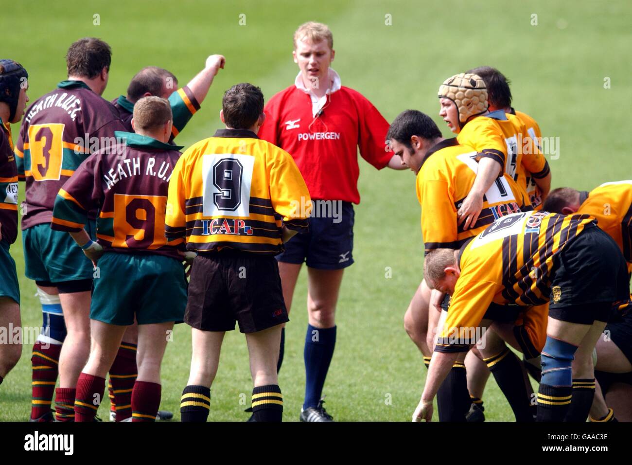 Referee Wayne Barnes seperates the two sides at a scrum Stock Photo - Alamy