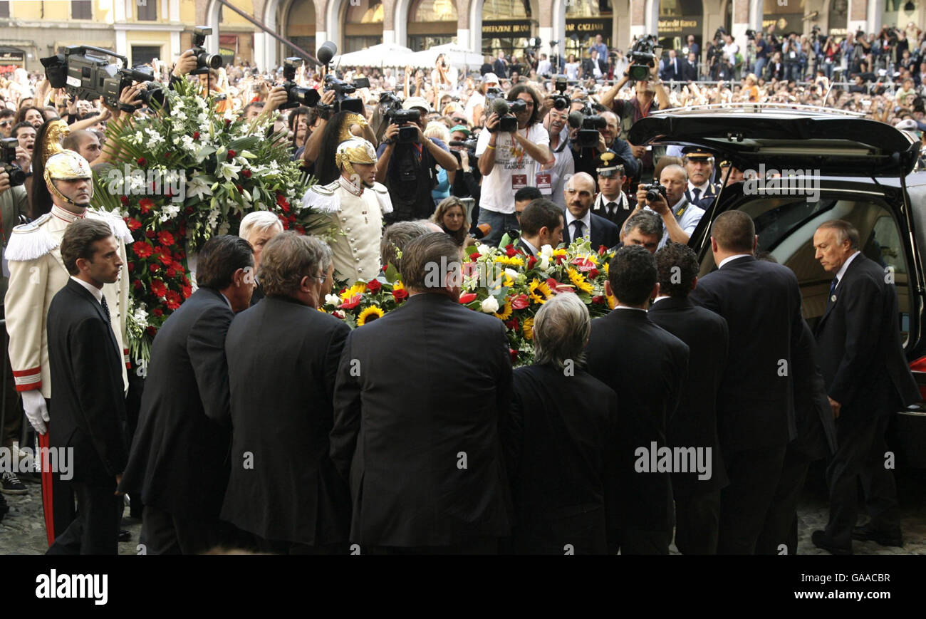 The funeral opera singer luciano pavarotti century cathedral duomo di ...