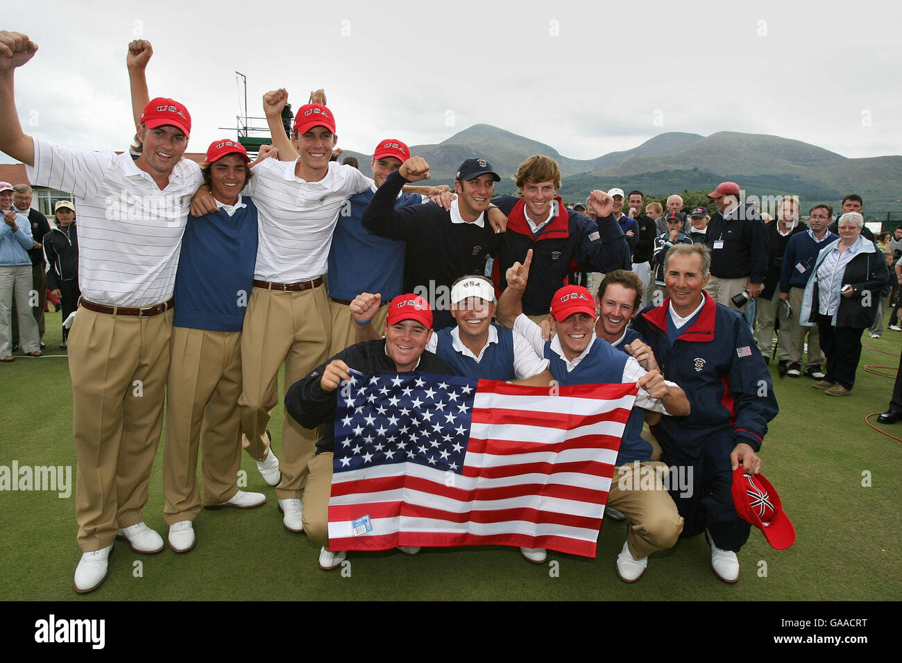 Group celebrating on golf hi-res stock photography and images - Alamy