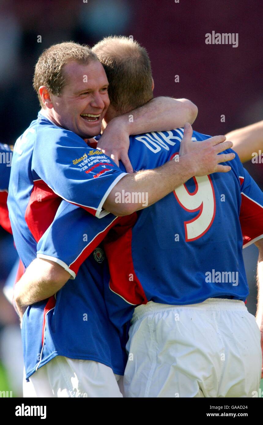 Rangers xis paul gascoigne congratulates gordon durie on scoring hi-res ...