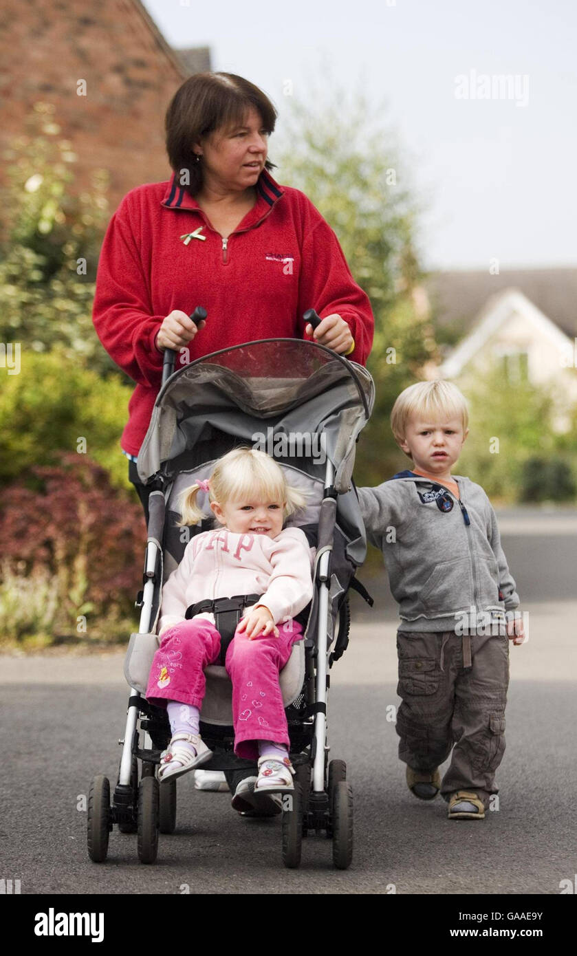 Gerry mccanns sister trish cameron leaves the home in rothley hi-res ...