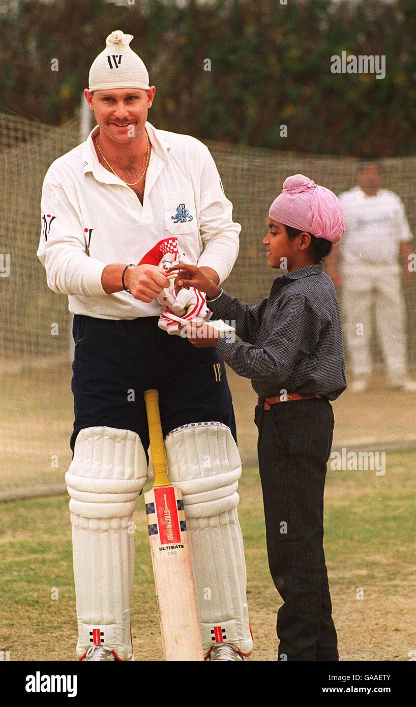 TOUR OF INDIA CRICKET. ENGLAND'S ROBIN SMITH SIGNS AUTOGRAPHS DURING ...