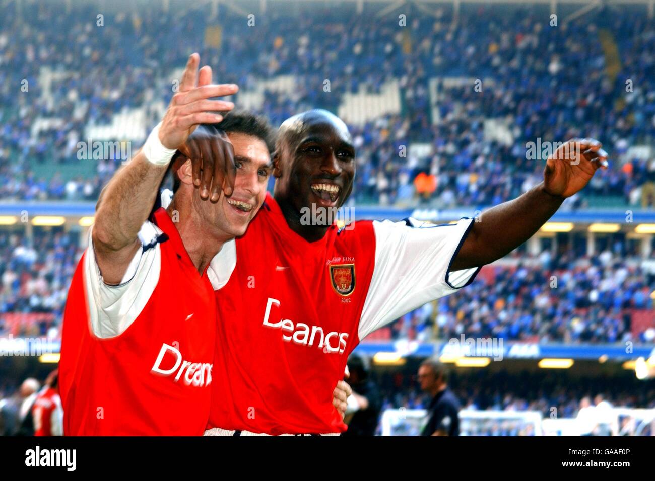 Sol campbell celebrate victory over chelsea hi-res stock photography ...