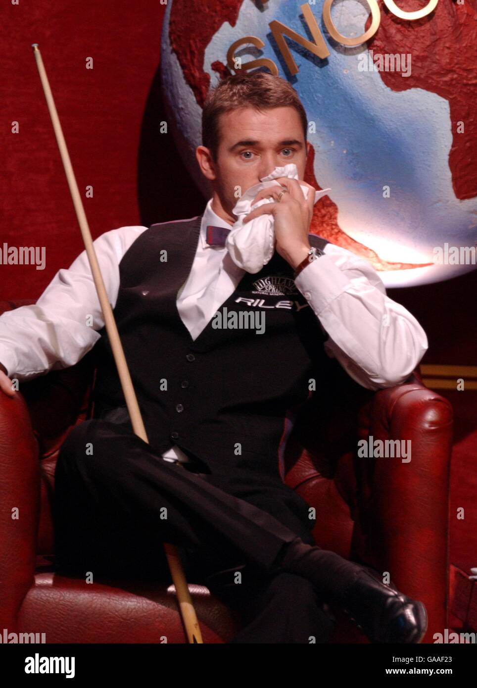 Stephen hendry contemplates start final hi-res stock photography and ...
